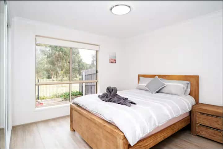 3br House In Franklin - Canberra