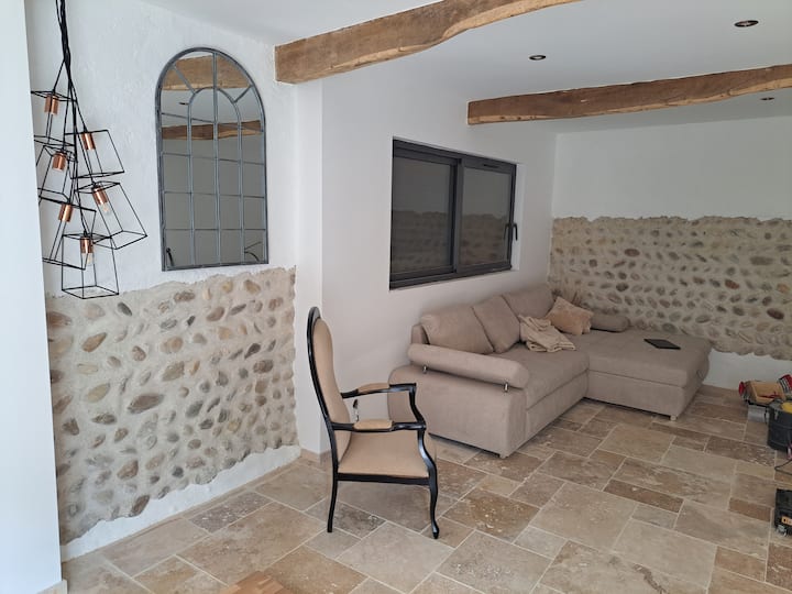 Secteur Très Calme 
Grande Pièce De Vie 
Jardin - Pérouges