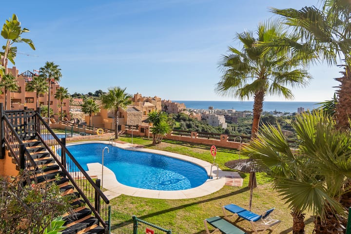 Sunny Apartment W/terrace & Pool Near Beach - Manilva