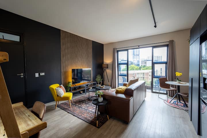 City Views | Top Floor | King Bed | Work Space - Sandton