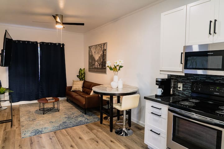 Contemporary 1br Near Dt | Balcony + Parking - Gaslamp Quarter - San Diego