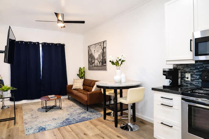 Contemporary 1br Near Dt | Balcony + Parking - San Diego, CA
