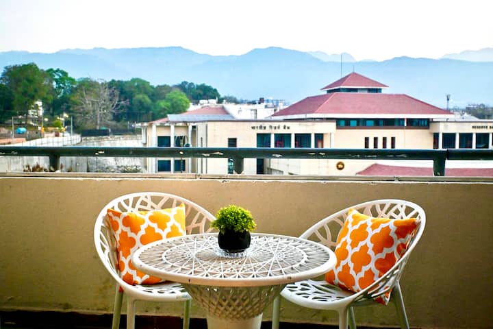 The Sunflower - Cozy Mountain View Studio - Dehradun