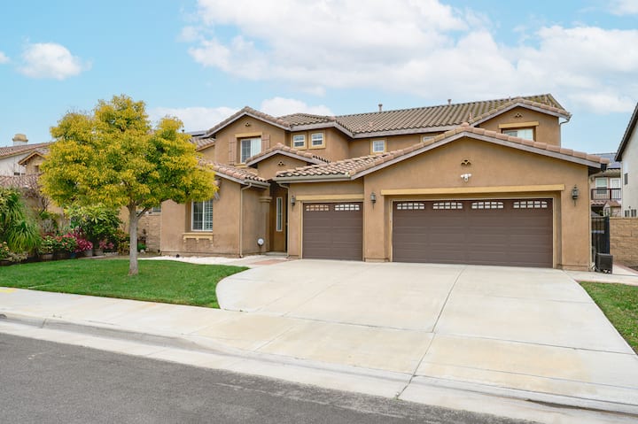 Spacious Eastvale Retreat | Ideal For Relocation - Eastvale, CA