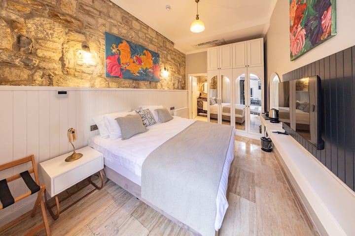 Urla Merkez'de Tarihi Lüks Taş Butik - Urla