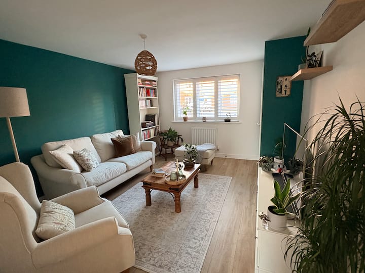 2 Bedroom Semi-detached House In Chichester - Chichester