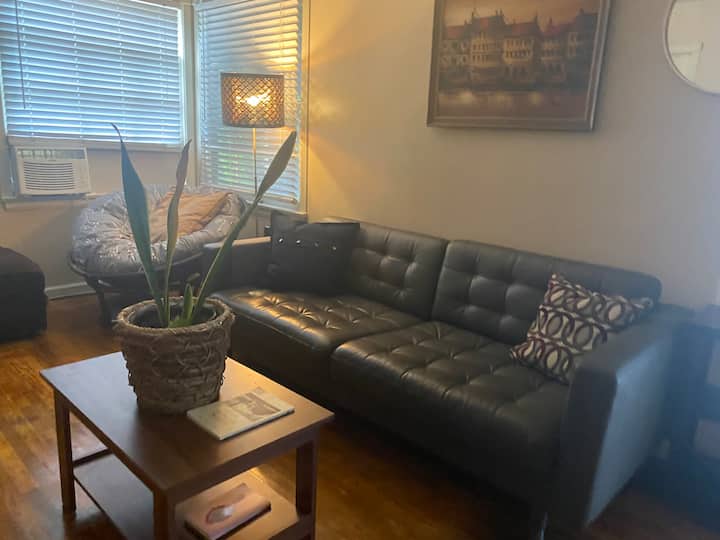 Itty Bitty Private Room In La Home W/ White Picket - Long Beach, CA