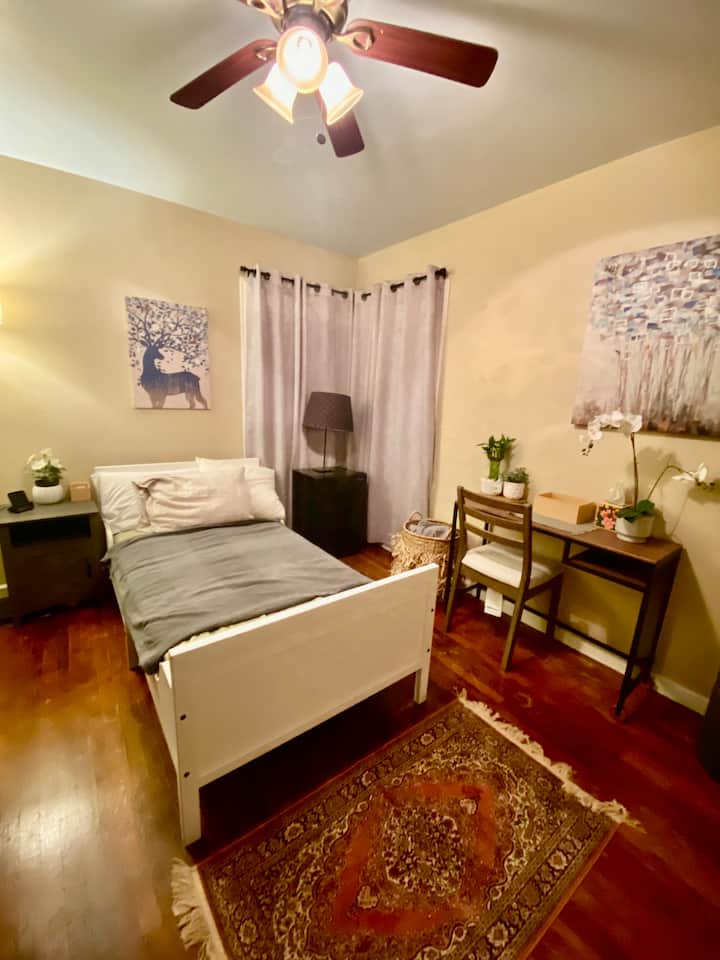 Itty Bitty Private Room In La Home W/ White Picket - Long Beach, CA