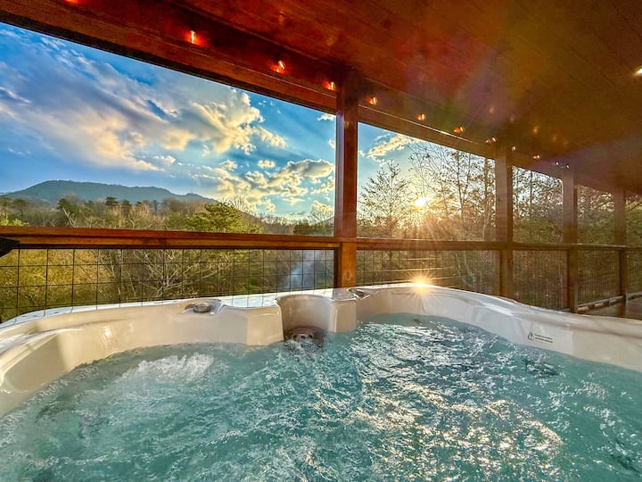 Romantic Couples Cabin Escape | Hot Tub & Fire Pit - Sevierville, TN