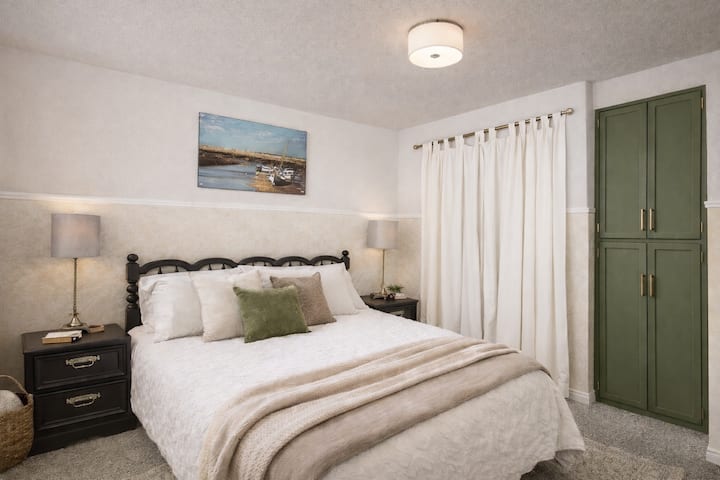 Very Large Bright Suite - Grande Prairie