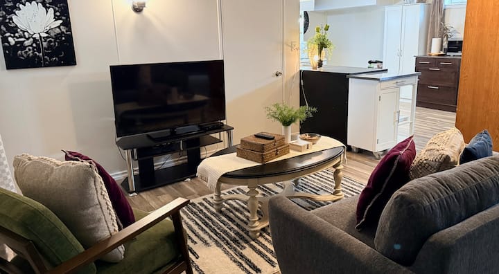 Very Large Bright Suite - Grande Prairie