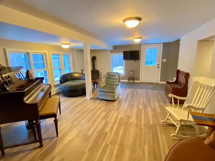 Adirondack Gateway: Near Track, Spac & Skiing - Corinth, NY