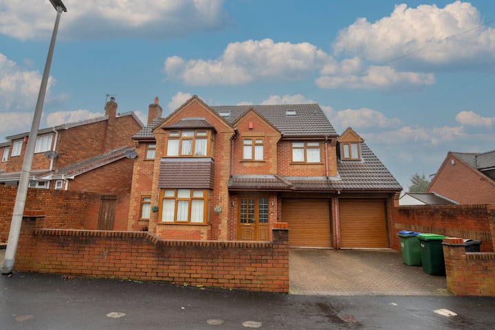Bright 5 Bedroom Home To Rest - Discount Available - Wolverhampton