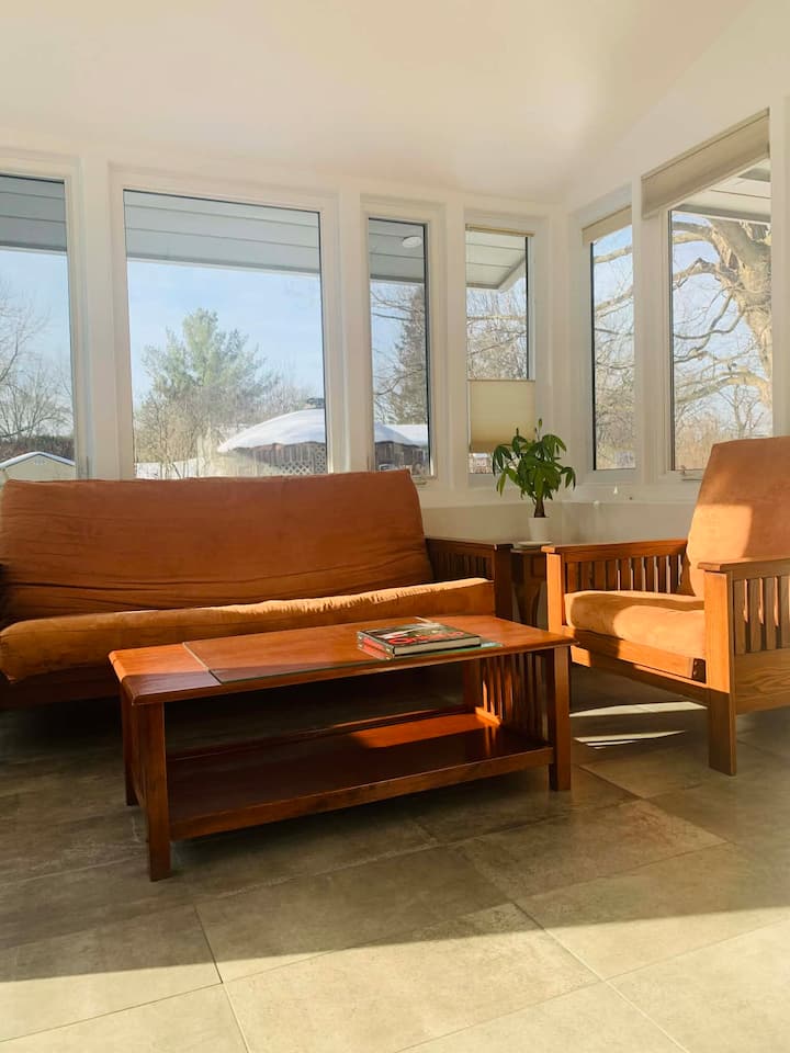 Canadiana Guest Suite - Smiths Falls