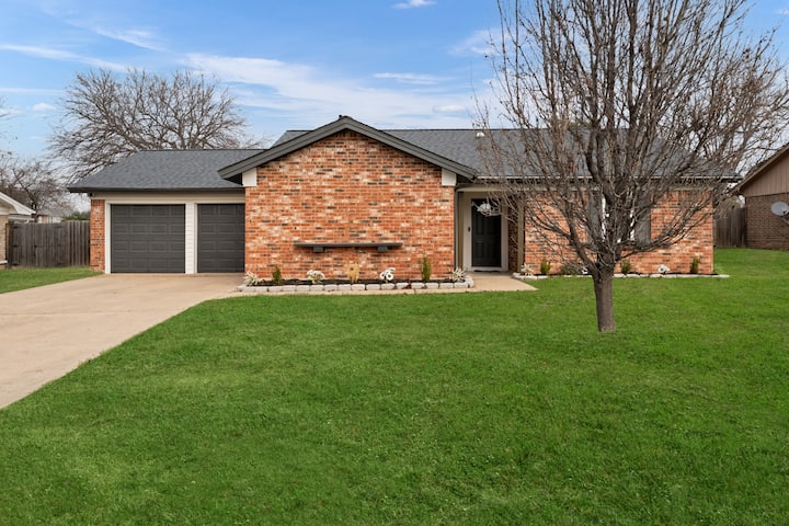 Bedford Bungalow - Bedford, TX
