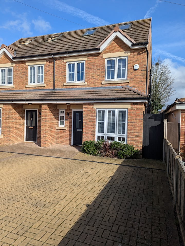 5 Bedroom Property In Cippenham - High Wycombe