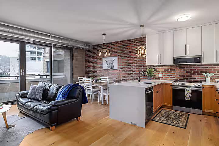 Stylish Downtown Loft | Near Beach & Dining - Kelowna