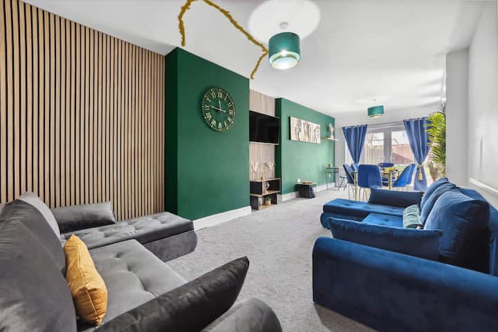 Rushbok Manor 13 Beds Available With Two Sofa Beds - Birmingham