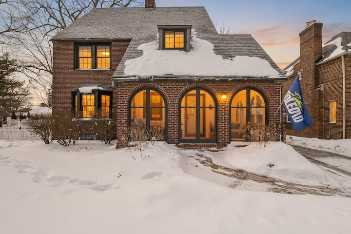 5br Toledo Retreat | Hot Tub, Sauna | Sleeps 14 - Toledo, OH