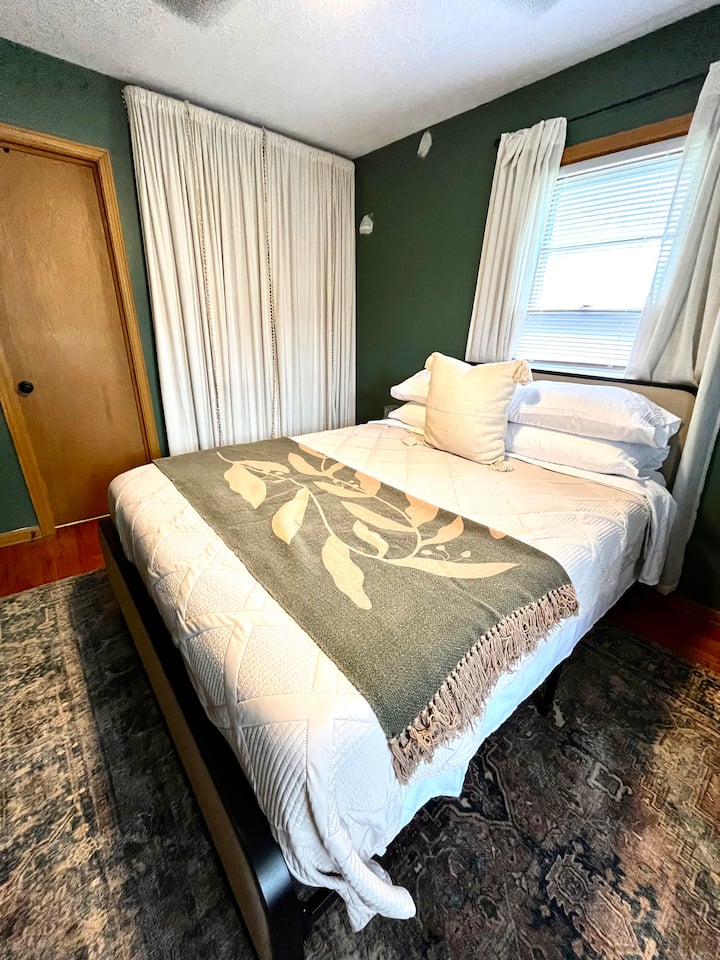 Humble Ranch Only 15 Minutes From Arrowhead - Independence, MO