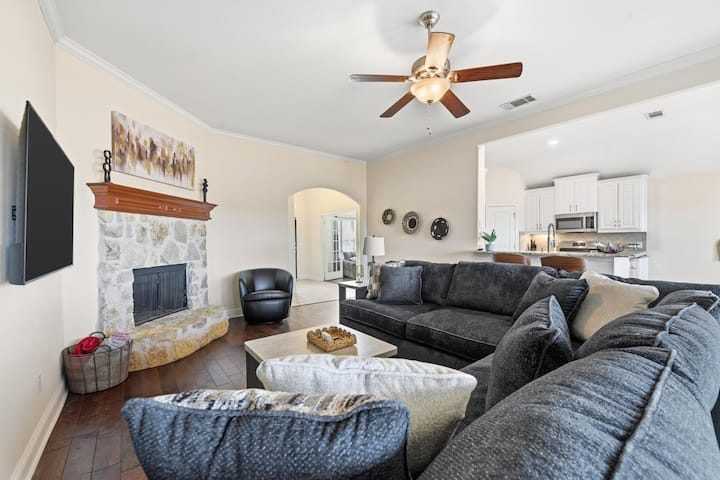 Modern Manor 4br Retreat - Denton, TX