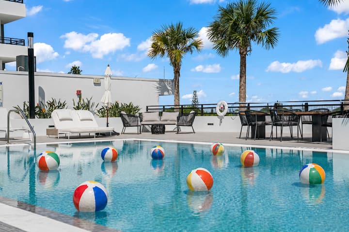 New Luxury Apt | Pool & Gym | Fifa | Walkable Dt - Hollywood, FL