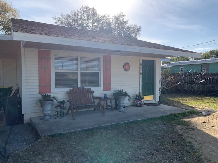 Tarpon Springs 2 Bed/ 1 Bath Monthly House Rental - Tarpon Springs, FL