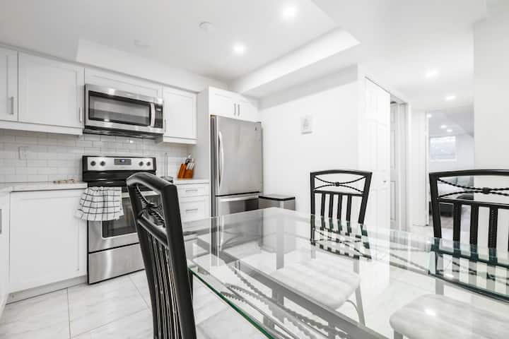 Modern And Spacious! Great Location! Can Fit 6! - Vaughan