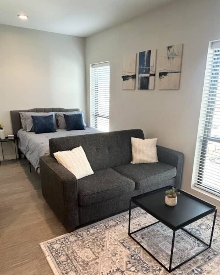 *New* Tranquil Studio W/ Gym & Courtyard - Des Moines, IA