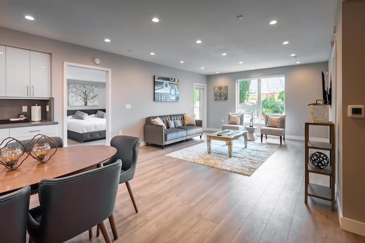 Prime 2br Hollywood Blvd Condo | Fast Wifi - Los Angeles, CA