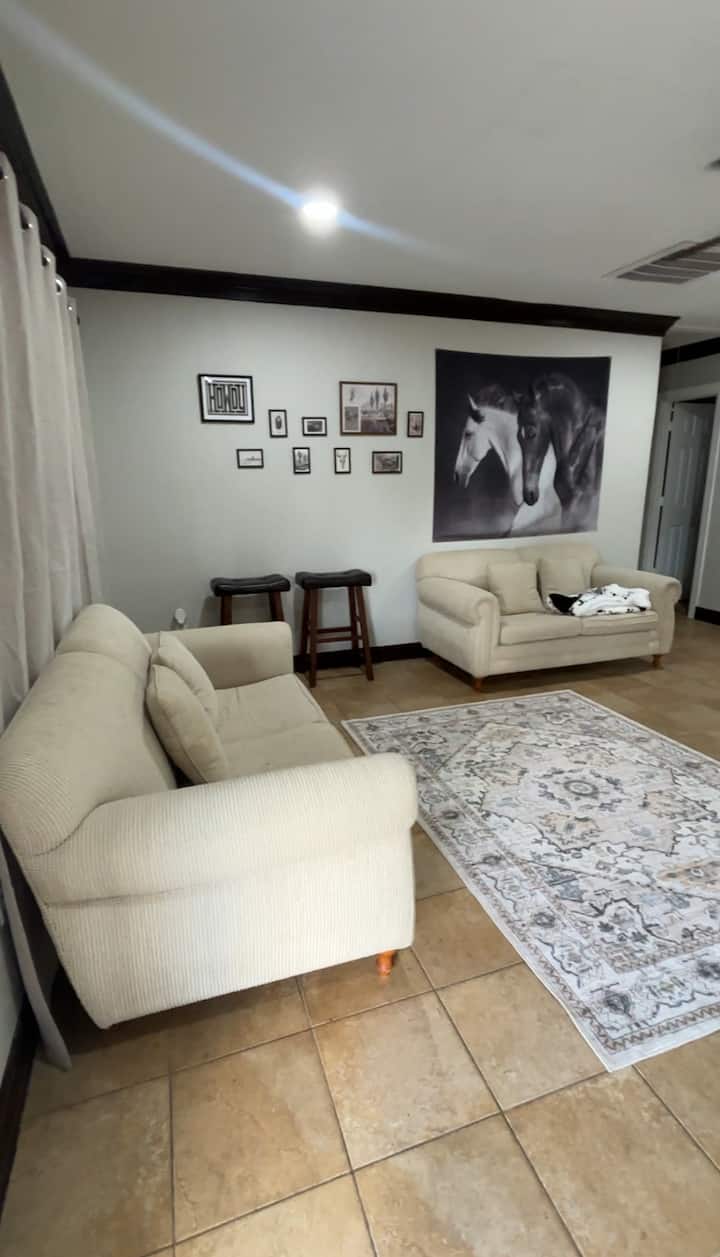 Modern Ranch Retreat W/ Patio Bar | Sleeps 8 - Houston, TX