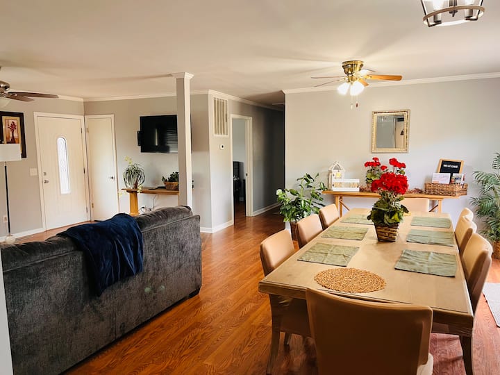 The Stable Loft- Sleeps 6 - Lake Lucas, NC