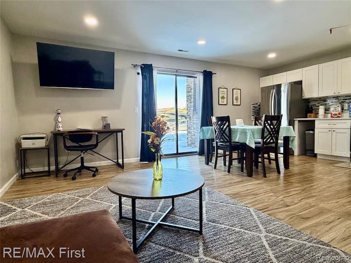 First Floor 2 Bedrm W/ Patio, Carport, Laundry Rm - Troy, MI