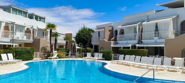 Apartment With Terrace Overlooking The Pool - Jesolo