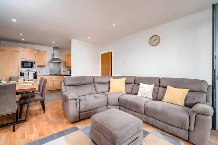 Large 2 Bed Penthouse | Lift Access, Free Parking - Watford