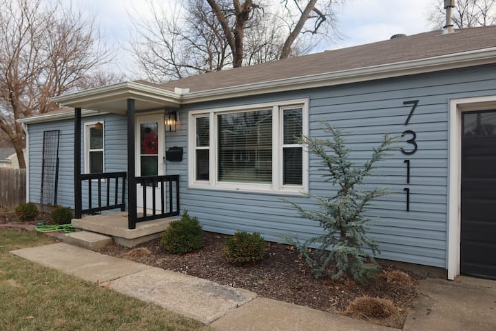 The Little Blue House On Lamar - Shawnee, KS