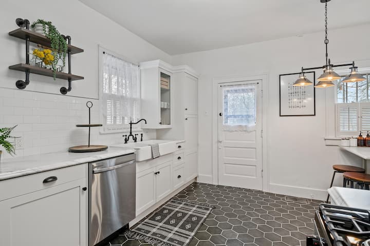 Historic Cozy Bungalow In Central Location - Springfield, IL