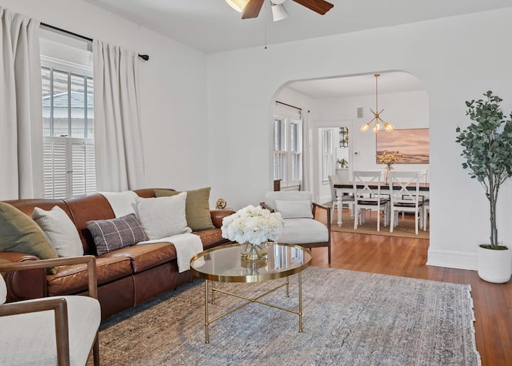 Historic Cozy Bungalow In Central Location - Chatham, IL