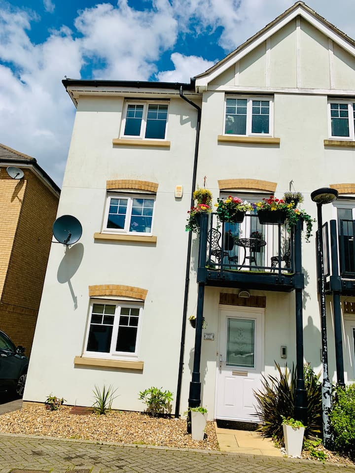 Beautiful First Floor Flat Within 3 Storey House - Reading