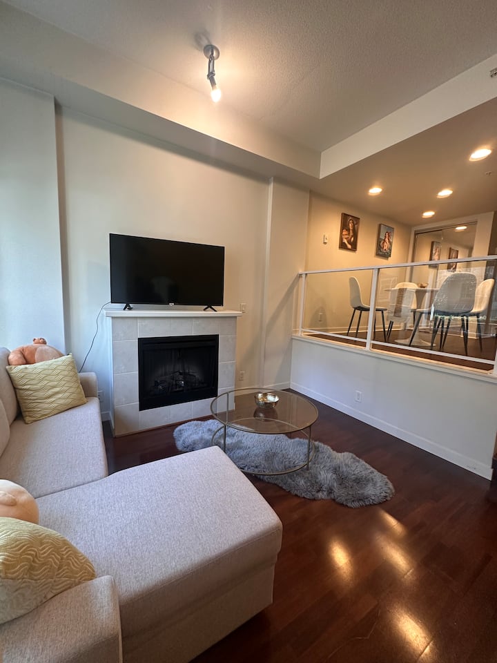 Prime Downtown Vancouver Townhome • Free Parking - Vancouver