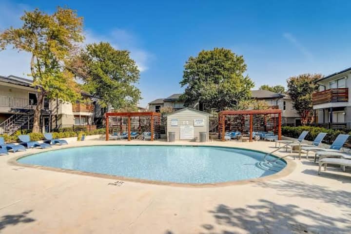 Fast Wi-fi | Free Parking | Gym | Pool | Airport - Bedford, TX