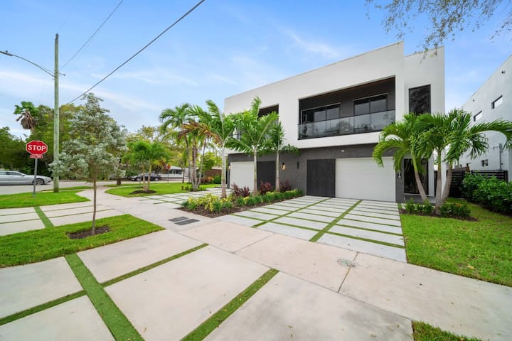 Elements Las Olas W Pool & Spa Near Beach - Fort Lauderdale, FL