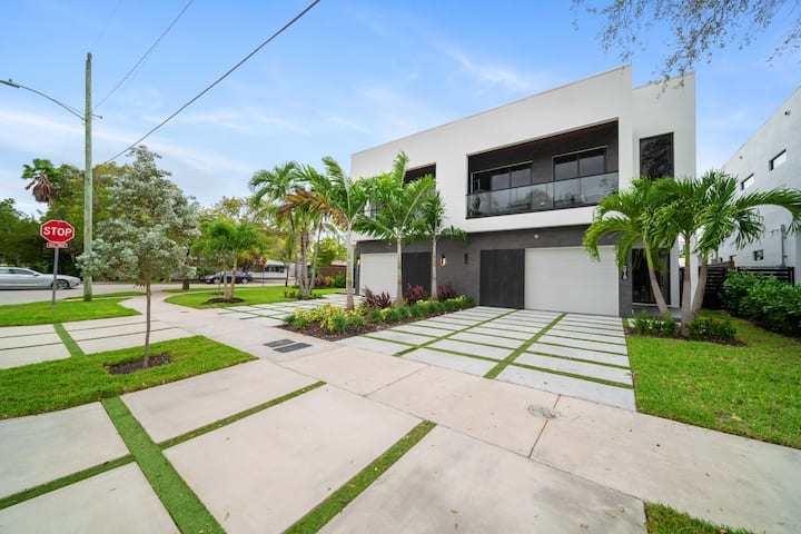 Elements Retreat | Pool & Spa Near Las Olas Beach - Fort Lauderdale