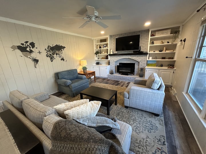 Hearth & Willow Farmhouse: Sleeps 13 - Shawnee, KS