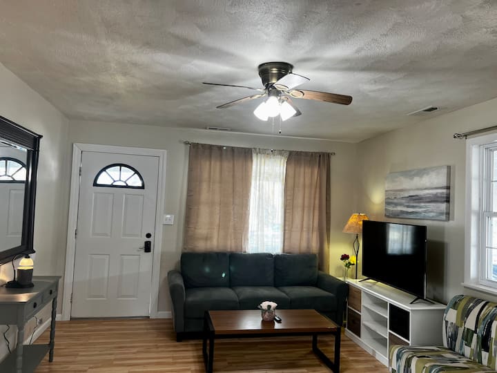Charming 2br Cottage. Relaxing Covered Porch - Barboursville, WV