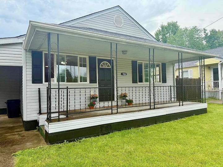 Charming 2br Cottage. Relaxing Covered Porch - Barboursville, WV