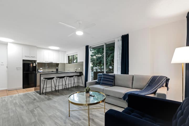 Spacious Apt W/ Parking & Pool - 100m From Beach - Gold Coast