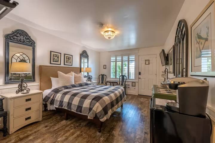 Garden Queen | Bandon Marina Inn - Bandon, OR