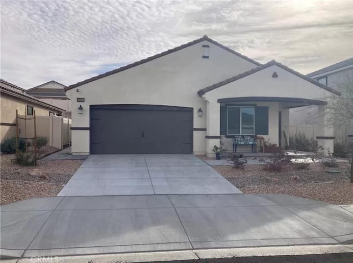 Desert Star Retreat – Spacious 4br In Victorville - 維克多維爾