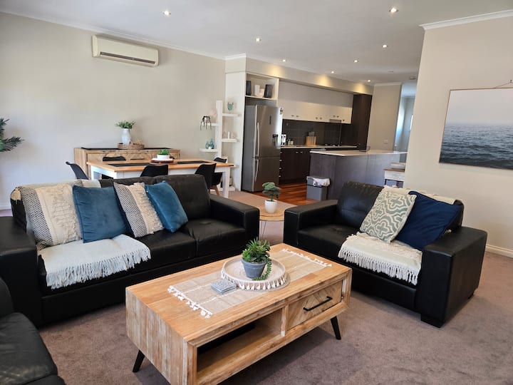 L'barza Tranquil 2 Storey Townhouse - Sleeps 8 - Shepparton